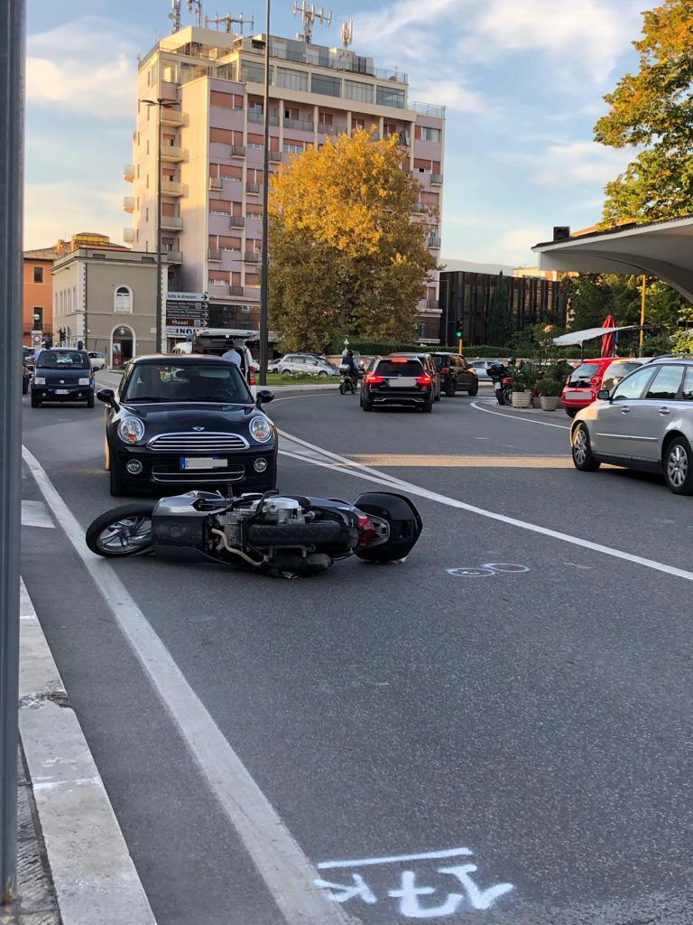 Foligno, auto contro scooter in viale Roma - RguNotizie